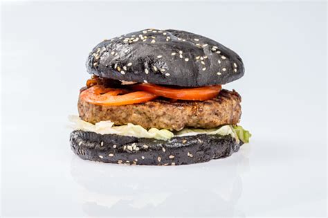 검은 빵 소고기 커 틀 릿 베이컨 토마토와 치즈 슬라이스를 곁들인 치즈 버거 흰색으로 고립 된 배경에 레스토랑 메뉴를 위한 소스와 그린 샐러드 0명에 대한 스톡 사진 및