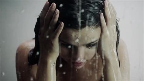Selena Gomez In The Shower Scrolller