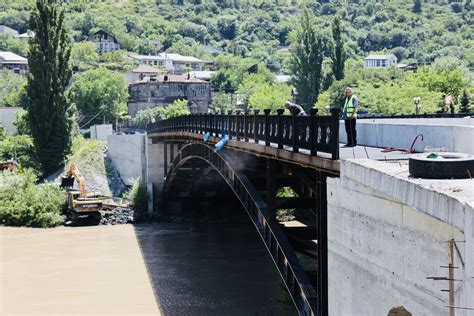 რევაზ დღეს მცხეთაში ქალაქის შესასვლელში მდინარე მტკვარზე მშენებარე ხიდის სამუშაოებიც