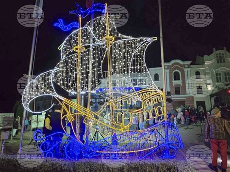 Крайморските общини Шабла Каварна и Балчик посрещнаха Дядо Коледа и запалиха празничните