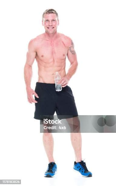 2029세의 잘생긴 분 흑발 단발 코 카 서 스 남성 젊은 남성 선수 스포츠맨의 전신 1인 정면 보기 20 29세에 대한 스톡 사진 및 기타 이미지 Istock