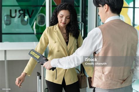 공항에서 신체 검사 및 수하물 스캔 절차를 밟고있는 사업가 20 24세에 대한 스톡 사진 및 기타 이미지 20 24세 2명