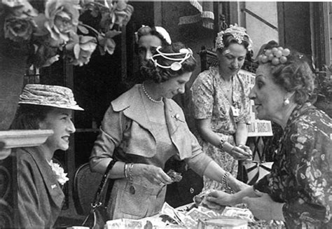 Mujeres De La Alta Sociedad En La Fiesta De La Banderita A Favor De La
