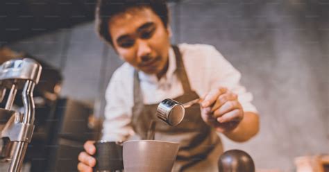 빈티지 카페에서 신선한 커피의 뜨거운 음료를 만드는 전문 바리스타 브라운 아로마 핫 에스프레소 한 잔 아침을 위한 음료