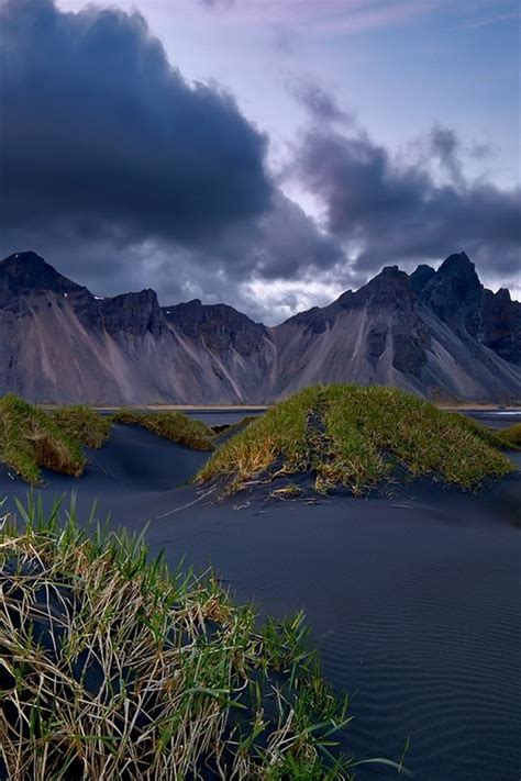 아이슬란드 산 잔디 어두운 구름 바다 640x1136 Iphone 5 5s 5c Se 배경 화면 그림 이미지