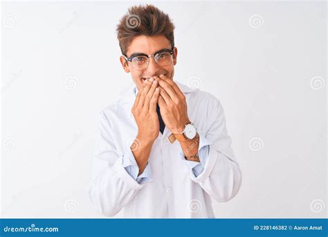 Joven Y Apuesto Hombre De La Ciencia Que Lleva Gafas Y Abrigo Sobre El