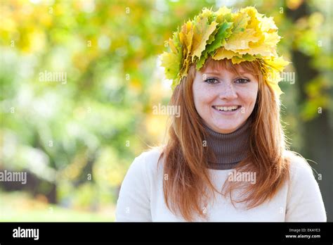Portrait D Une Belle Jeune Femme Rousse Adolescent Dans Une Couronne Photo Stock Alamy