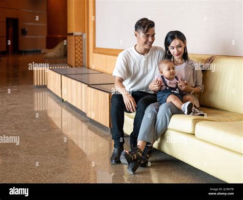 Couple Avec Jeune Fille Banque De Photographies Et Dimages Haute R Solution Alamy
