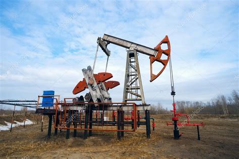Весной качалка на нефтяном месторождении . — Стоковое фото ...