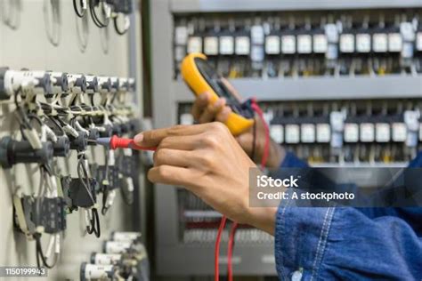 전기 기술자 작업 테스터는 선출 캐비닛 제어에서 전력 전선의 전압과 전류를 측정 한다 Stem 주제에 대한 스톡 사진 및 기타 이미지 Stem 주제 개폐 장치 건강