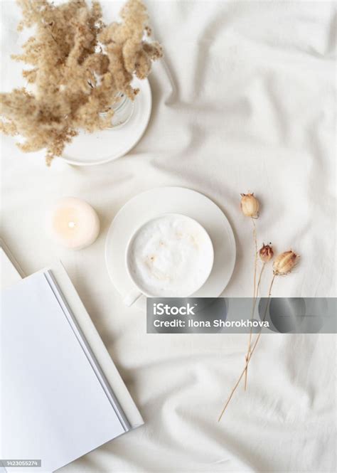 커피 한 잔과 불타는 촛불이있는 하얀 빈 책 열린 책 모형으로 아늑한 구성 배경 주제에 대한 스톡 사진 및 기타 이미지 배경