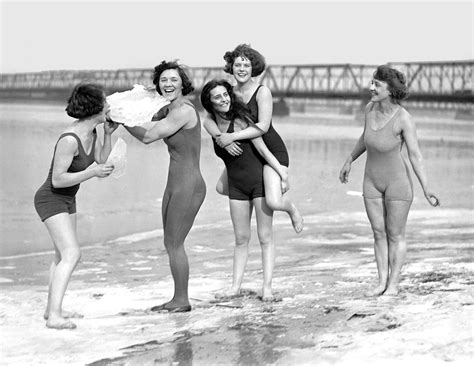 1924 Bellezas De Baño En La Playa Fotografía Vintage Descarga