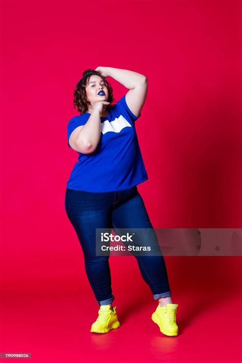 플러스 사이즈 모델 캐주얼 옷 뚱뚱한 여자 에 블루 청바지와 빨간 배경에 티셔츠 큰 체격에 대한 스톡 사진 및 기타 이미지