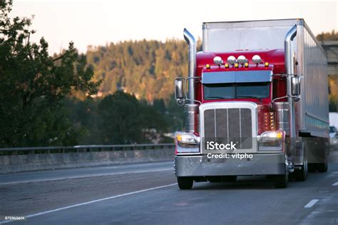 고전적인 큰 장비 세미 트럭 트레일러와 저녁도로에 이동 하는 밝은 빨간색 헤드라이트를 켜고 0명에 대한 스톡 사진 및 기타 이미지 0명 가연성 고속도로 Istock