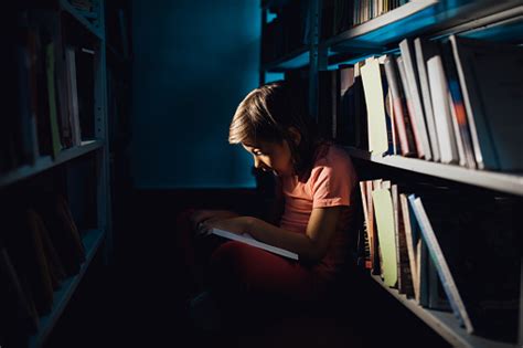 어린 소녀는 책을 읽고 그녀는 놀랍습니다 도서관에서 배우고 앉아서 프로필보기 실내 교육에 대한 스톡 사진 및 기타 이미지 Istock