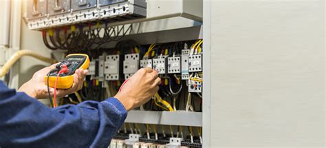 전기 엔지니어 작업 테스터는 전기 캐비닛 제어에서 전력 라인의 전압과 전류를 측정합니다 Stem 주제에 대한 스톡 사진 및 기타 이미지 Stem 주제 건강 진단 건강