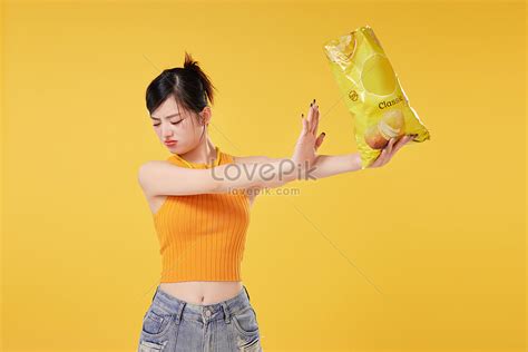 날씬한 여자는 간식을 거부한다 사진 무료 다운로드 Lovepik