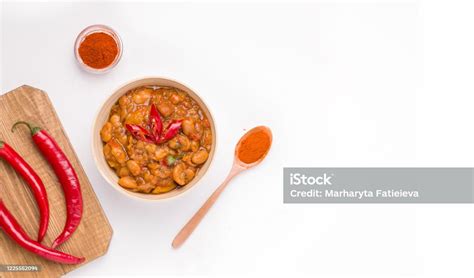 Tavce Gravce 칠리 페퍼와 향신료 옆에 있는 흰색 접시에 콩과 채소를 곁들인 마케도니아 요리 복사 공간 건강한 생활방식에 대한 스톡 사진 및 기타 이미지 Istock