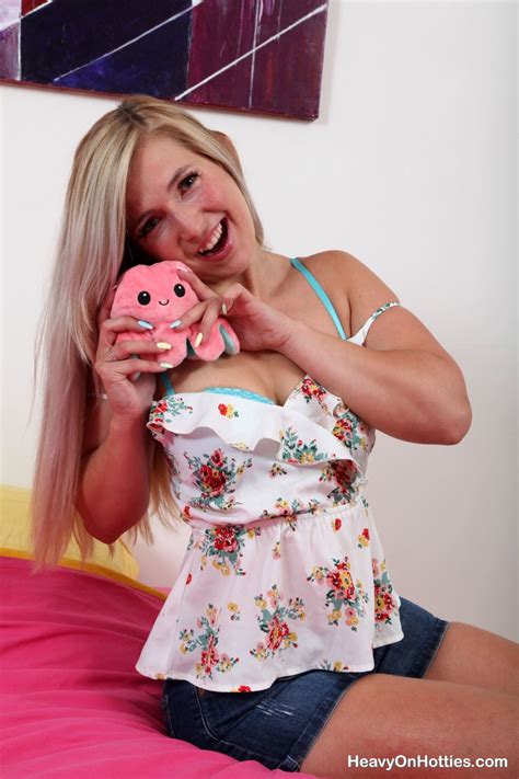 Блондинка любительница Хлоя Дюваль прыгает в воздух обнажившись догола