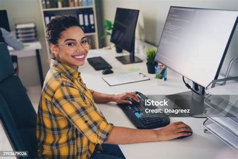 예쁜 어린 소녀 일하는 컴퓨터 코딩 프로그래밍 착용 노란색 격자 무늬 셔츠 공동 작업 성공 좋은 빛 사무실의 사진 데스크탑 컴퓨터에 대한 스톡 사진 및 기타 이미지 Istock