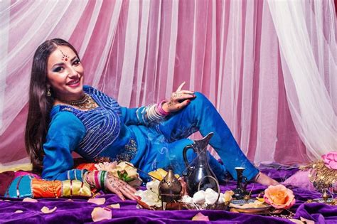 Hermosa Chica En Traje Nacional Indio Sari Foto Premium