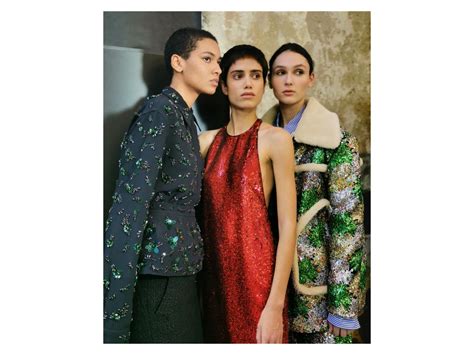 Офисные рубашки строгие юбки и булавки — на показе N°21