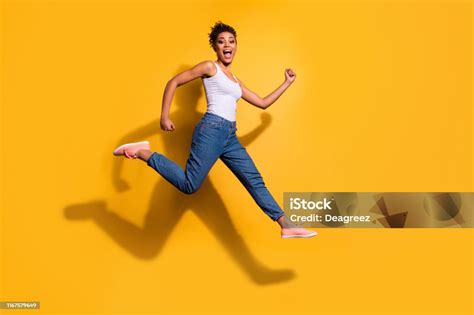 전체 길이 사이드 프로필 바디 사이즈 사진 재미 그녀 그녀의 어두운 피부 모델 레이디 점프 높은 챔피언 러쉬 판매 할인 상점