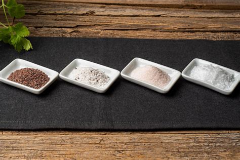 소박한 테이블 위의 식탁보 위에 다양한 종류의 소금 블랙 핑크 플레이크 트러플 양념을 한 작은 그릇 0명에 대한 스톡 사진 및 기타 이미지 Istock