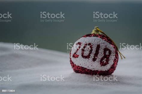 2018 번호와 자연 눈 배경에서 산타 클로스 모자 레드 크리스마스 공 새 해 복 많이 받으세요 2018 개념입니다 공간에 복사 합니다 선택적 초점 0명에 대한 스톡 사진