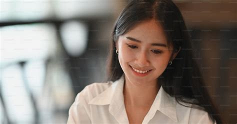 현대 사무실에서 디지털 태블릿으로 일하는 젊은 여성 사진 Unsplash의 한 명의 젊은 여성만 이미지