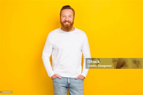 젊고 잘생긴 웃는 자신감 넘치는 남자가 손 주머니를 잡고 데님을 입고 흰색 풀오버 회사 주인이 노란색 배경에 고립 된 사진 35 39세에 대한 스톡 사진 및 기타 이미지