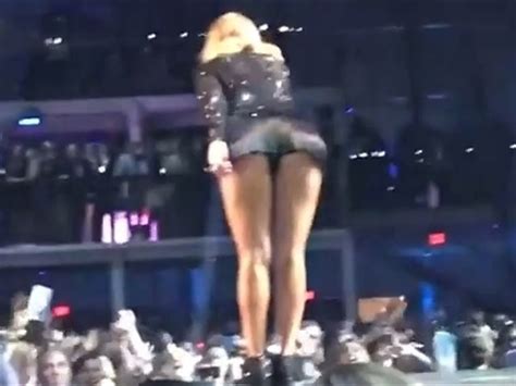 Taylor Swift Dancing During Concert Very Sexy And Naughty Video Celeblr