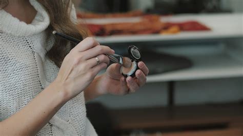 아티스트 메이크업 하 고 살롱에서 모델에 대 한입니다 여자는 브러시와 함께 적용 색조 재단과 파우더 위장 피부 여자 Dunks 운반대에서 가냘픈에 대한 스톡 사진 및 기타