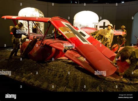 Diorama Of Manfred Von Richthofen Red Baron Fokker Triplane Dreidekker