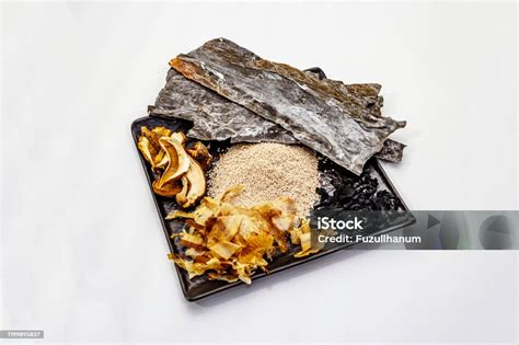 기본 다시 국물을 요리 하는 일본 전통 재료의 집합입니다 해조류 다시마와 미역 가쓰오부시 마른 버섯 흰색 배경에 격리 0명에