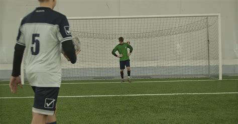 실내 간 강렬한 게임 겨누다 경기장 경쟁 골 골키퍼 골키핑 공 그물 기술 남자 놀이 다이나믹한