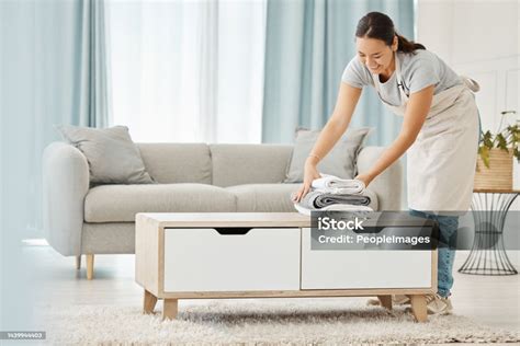 아시아 청소부 또는 수건 세탁물을 가진 여성은 고급 환대 호텔 가정 또는 집 청소 서비스 기관에서 행복하게 일합니다 일본 소녀