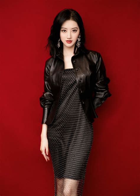 工作室晒景甜美照秀曼妙身姿 涂红唇明艳动人御姐范十足娱乐频道中国青年网