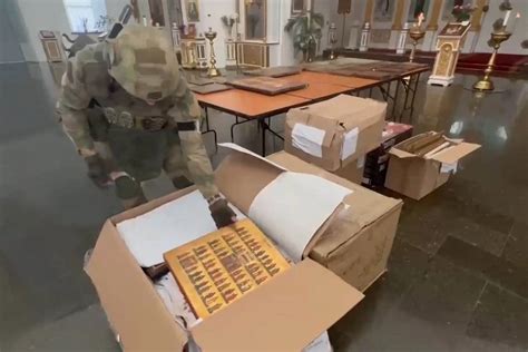 Росгвардейцы нашли в подвале дома полковника ВСУ 100 ценных икон Kp Ru