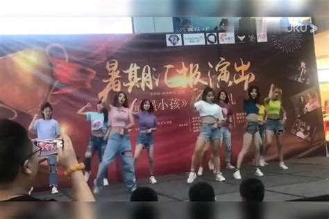 紫衣服的那个小姐姐真好看