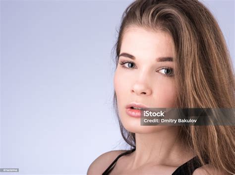 긴 흐르는 머리를 가진 젊은 아름 다운 여자의 가로 근접 촬영 초상화 갈색에 대한 스톡 사진 및 기타 이미지 갈색 감정 귀걸이 Istock