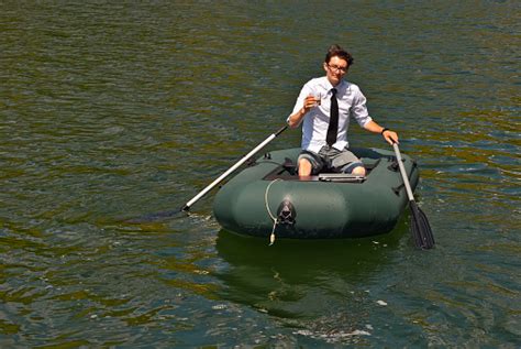 풍선 보트에 흰색 셔츠를 입은 남자 호수에 누워 있는 노트북을 가진 사업가 원격 작업 레저 및 프리랜서의 개념 30 34세에 대한 스톡 사진 및 기타 이미지 Istock