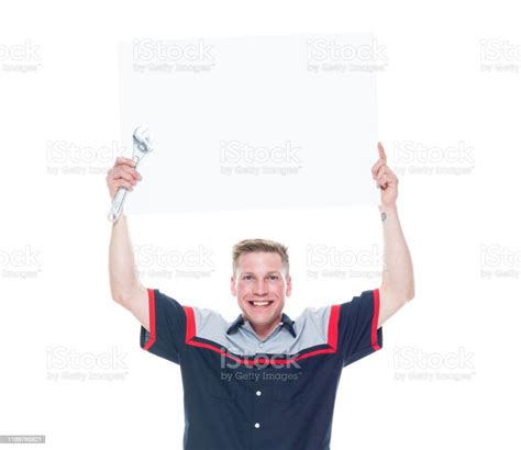 2029세의 어른 잘생긴 자백의 업 1인 정면 허리까지 코카서스 젊은 남성 남성 정비사 수동 작업자 수리공 서 있는 유니폼을 입고 웃고 있는 행복 쾌활 한 20 29세에