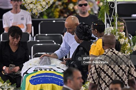 Edinho Son Of Pelé Touches Peles Head During His Funeral In Urbano