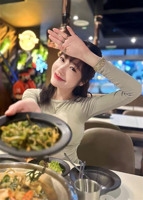 Hotmom Elly Trần Vẫn Sở Hữu Vóc Dáng Gợi Cảm Dù Trải Qua 2 Lần Sinh Nở