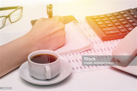 회계사는 책상에서 연례 보고서를 작성합니다 커피 한 잔 계산기 메모장 및 전화 회계 및 재무 개념에 대한 스톡 사진 및 기타 이미지 Istock