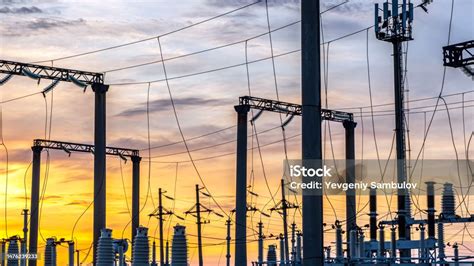 연료 및 전기 생산 일몰에 전선과 변압기가있는 전기 네트워크 발전소에서 송전선및 송전선로 전압 및 전류 하에서 전선이 있는 전력선 발전소에 대한 스톡 사진 및 기타 이미지