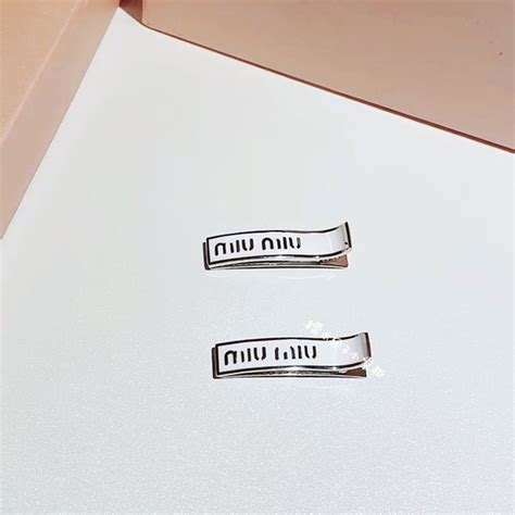 Заколка для волос Miu Miu купить с доставкой по выгодным ценам в интернет магазине Ozon