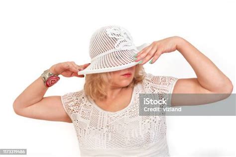 흰색 모자와 그물에 스웨터에 예쁜 중년 금발 격리 머리에 손을 들고 반 길이의 초상화 건강한 생활방식에 대한 스톡 사진 및 기타 이미지 건강한 생활방식 귀여운 금발