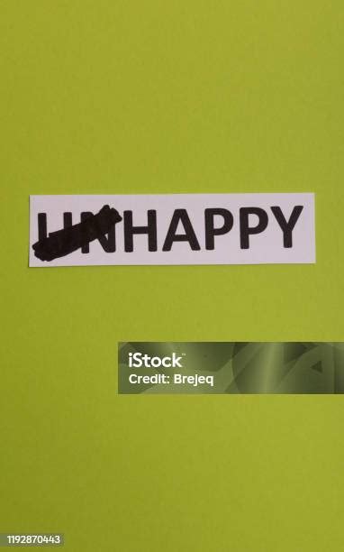 카드 위트 텍스트 불행 단어 Un을 절단 그래서 행복을 작성했습니다 공간을 복사합니다 라임 배경입니다 스튜디오 촬영 가위에 대한 스톡 사진 및 기타 이미지 Istock